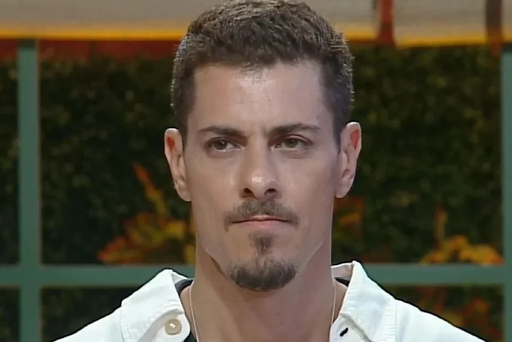 A Fazenda 16: Sacha Bali cai no choro e é consolado por aliados após ...