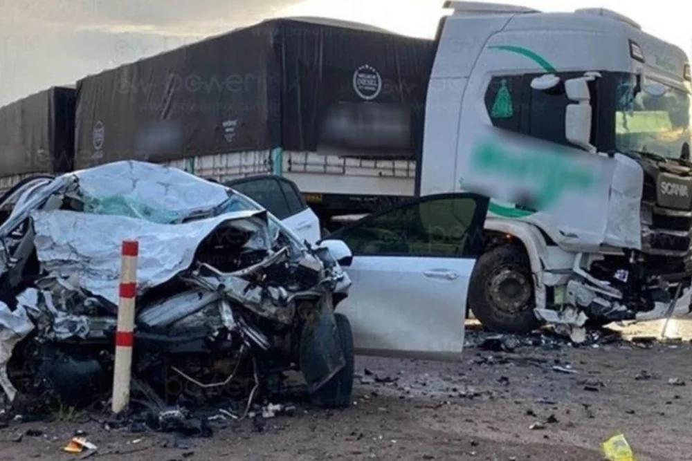 Grave acidente envolvendo batida de frente entre caminhão e carro deixa dois mortos na BR-163